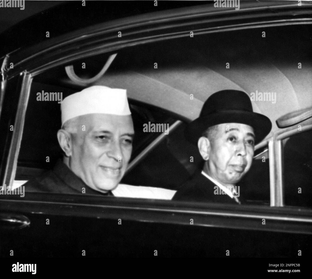 Japanese prime Minister Nobusuke Kishi, right, and Indian Prime ...