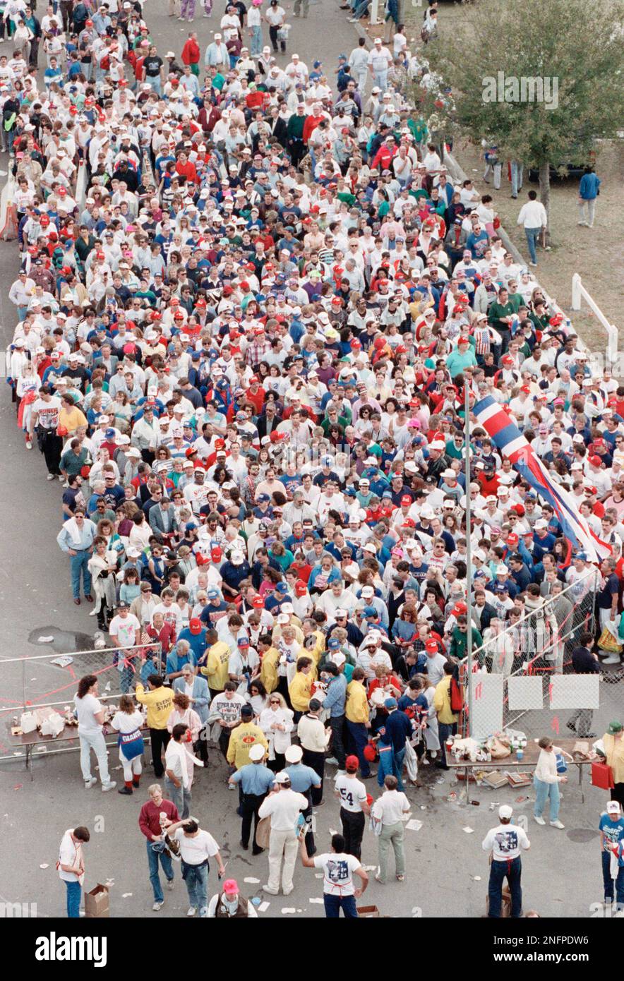 A crowd builds at a security checkpoint outside Tampa Stadium Sunday ...