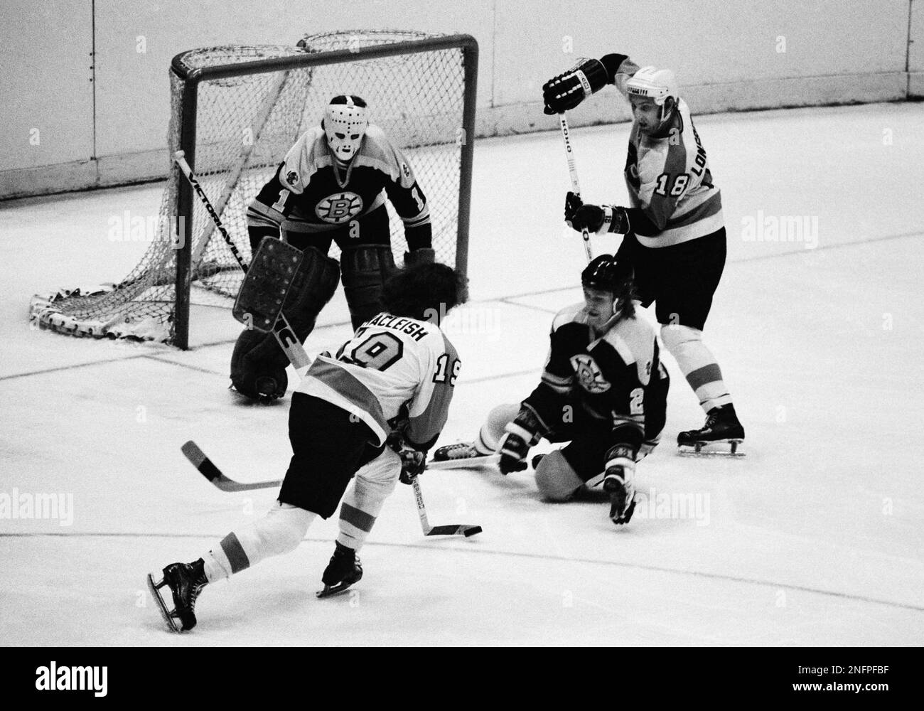 Philadelphia Flyers center Rick MacLeish (19) guides the puck toward ...