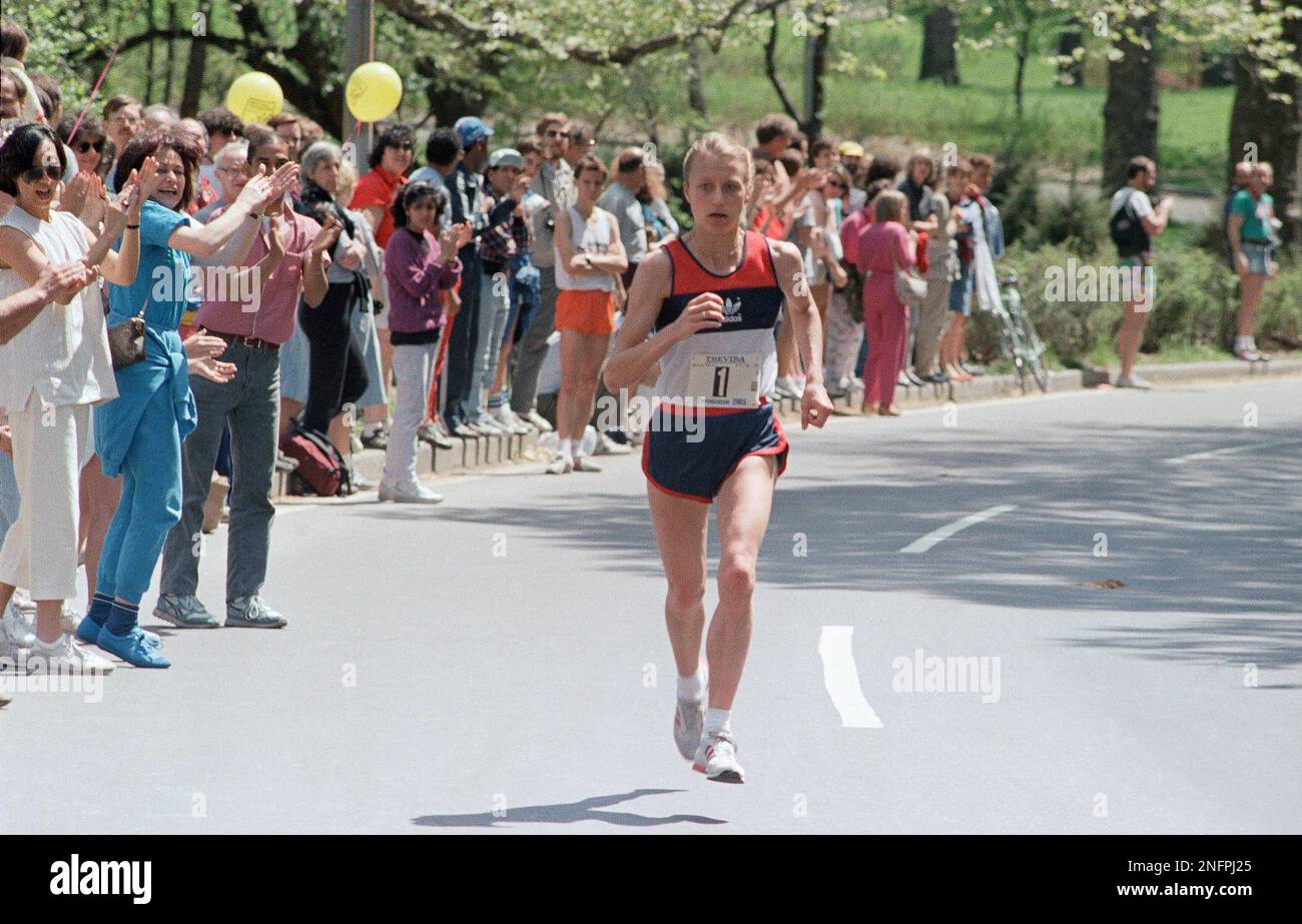 Grete Waitz running during the Trevira twosome race on April 27, 1985 ...