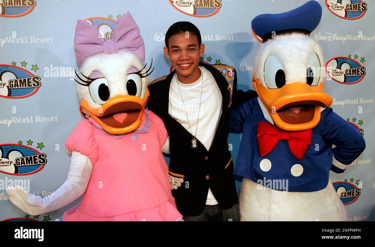 Roshon Fagan poses with Daisy and Donald Duck at the Disney Channel ...