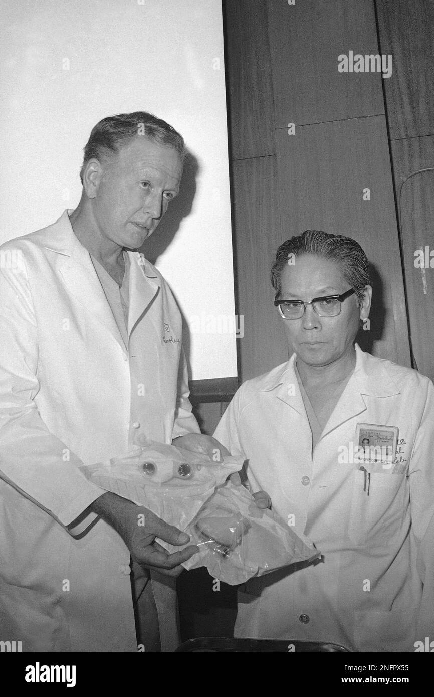 Dr. Denton Cooley, left, and Dr. Tetsuzo Akutsu with the left and right ...