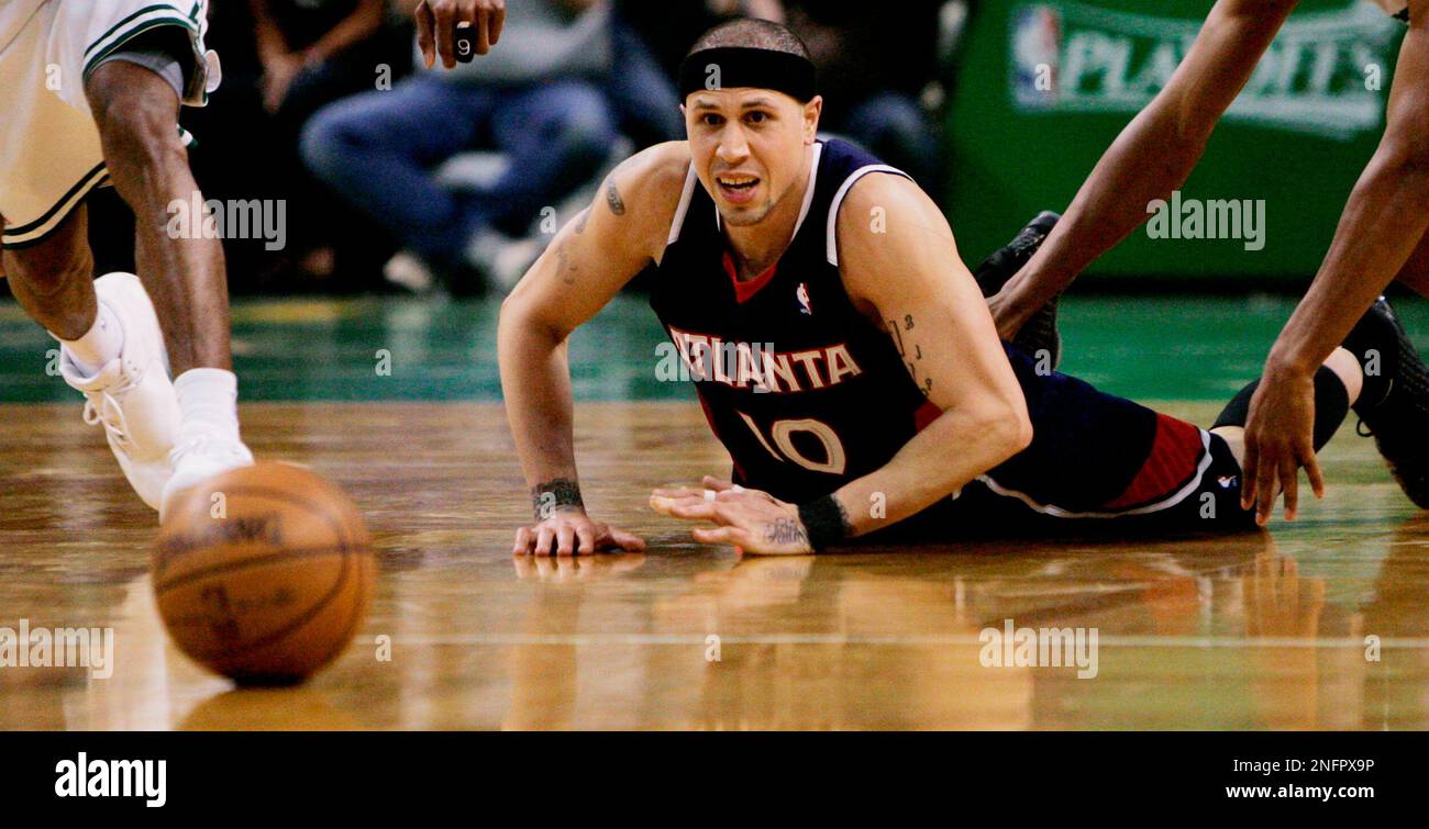 Atlanta Hawks guard Mike Bibby (10) watches as the ball rolls away in ...