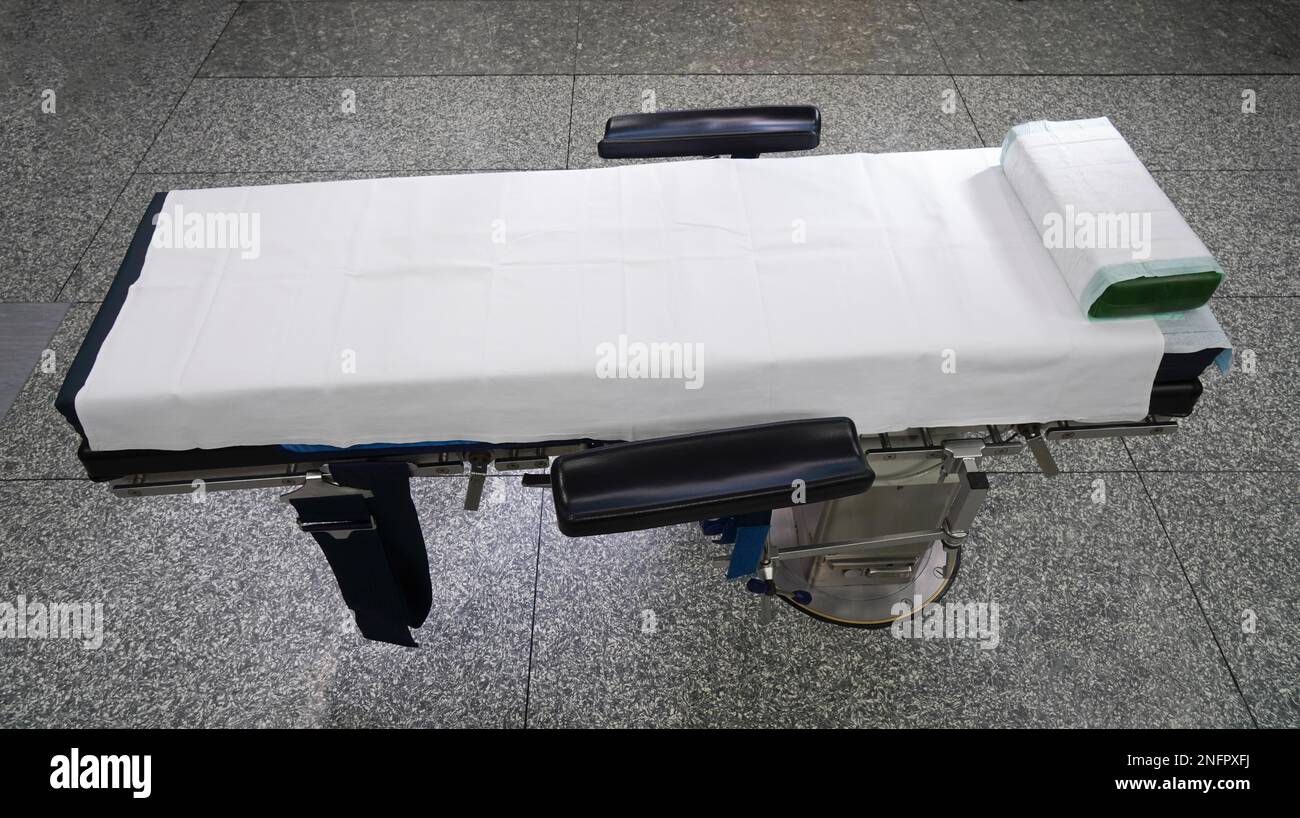 empty operating room table in a hospital Stock Photo - Alamy