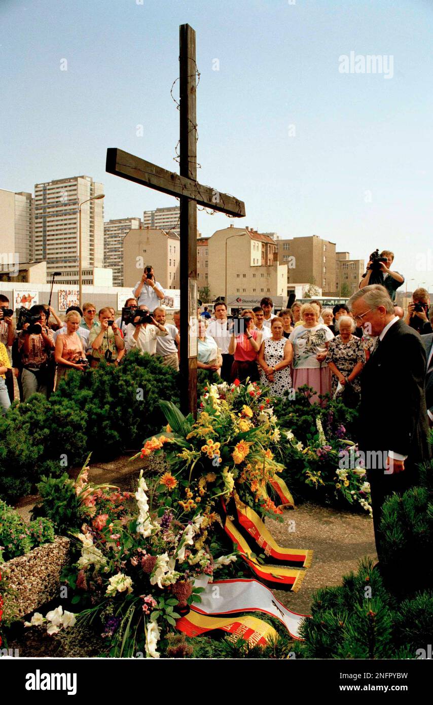 Berliners lay down wreaths at the cross memorial for Peter Fechter ...