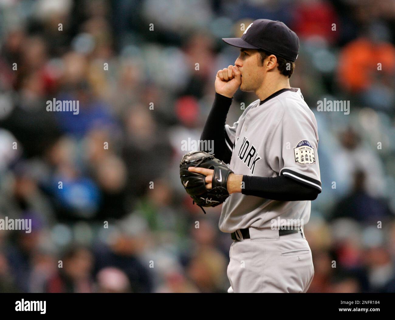 New York Yankees starting pitcher Mike Mussina warms his pitching hand ...