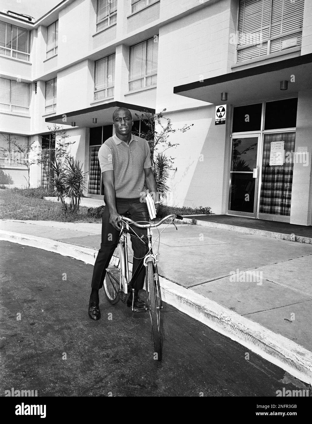 Warren "Mack the knife" McVea of the University of Houston as he starts ...