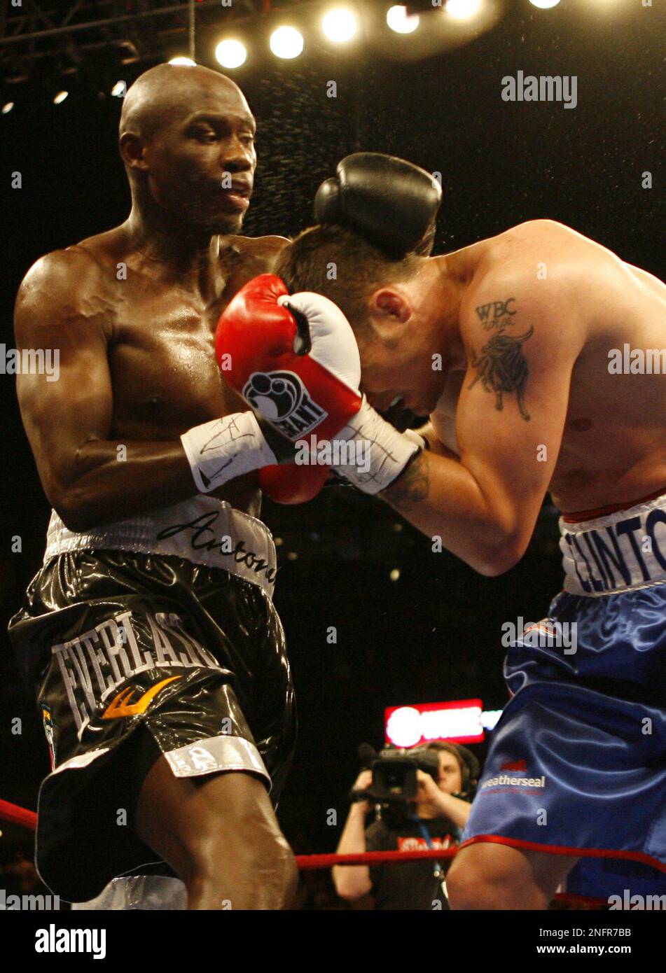 Antonio Tarver, left, and Clinton Woods battle during the IBF/IBO Light ...