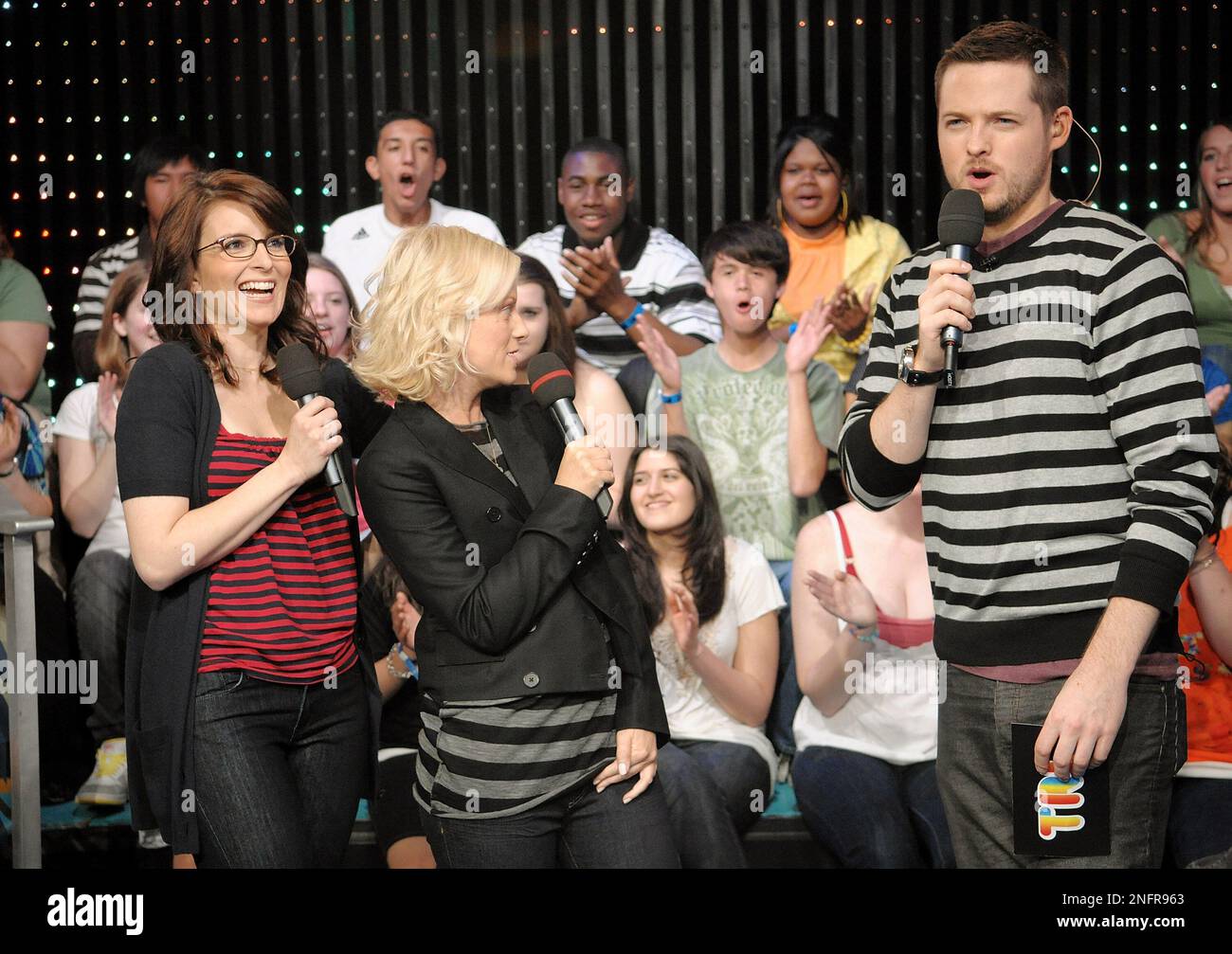 Writer - actress Tina Fey, left, and actress Amy Poehler chat with VJ ...