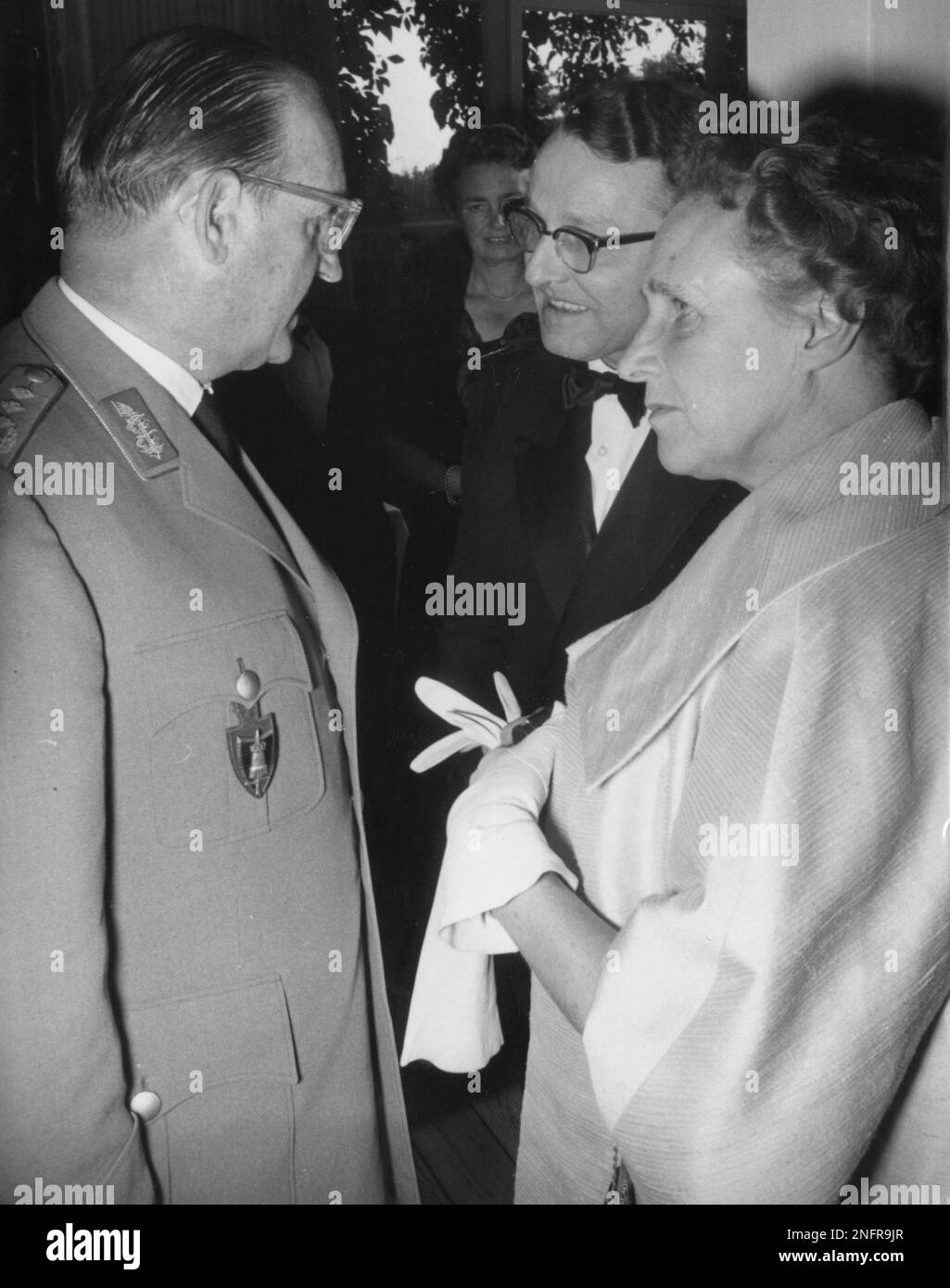 Wagner Festival director Wolfgang Wagner,center, talks to Gemeral Hans ...