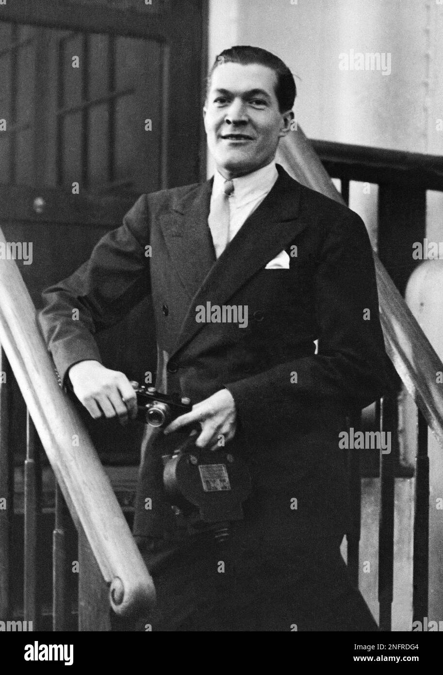 Artist, Peter Arno is shown Dec. 23, 1932. (AP Photo Stock Photo - Alamy