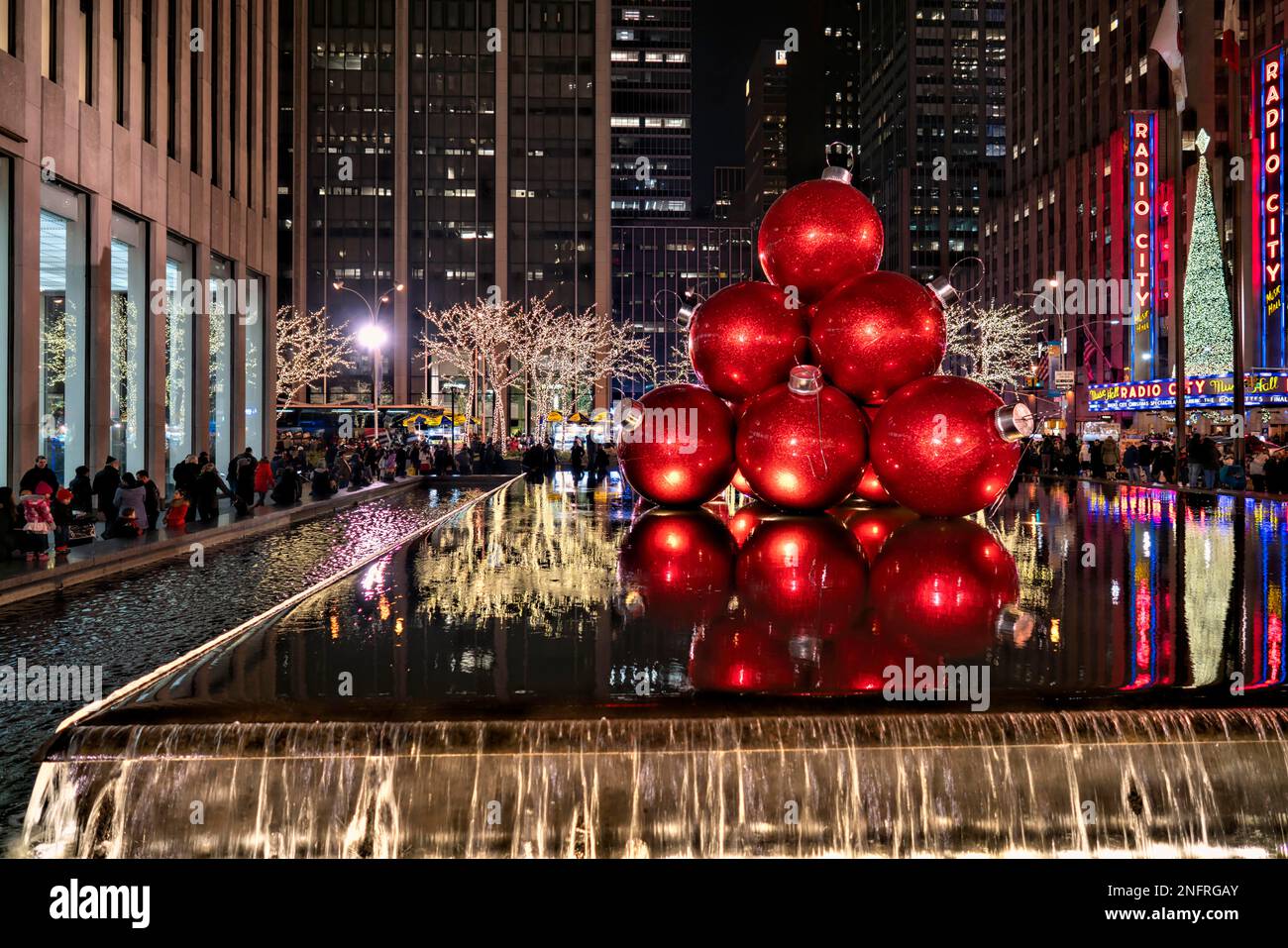 Christmas eve at new york city hi-res stock photography and images - Alamy