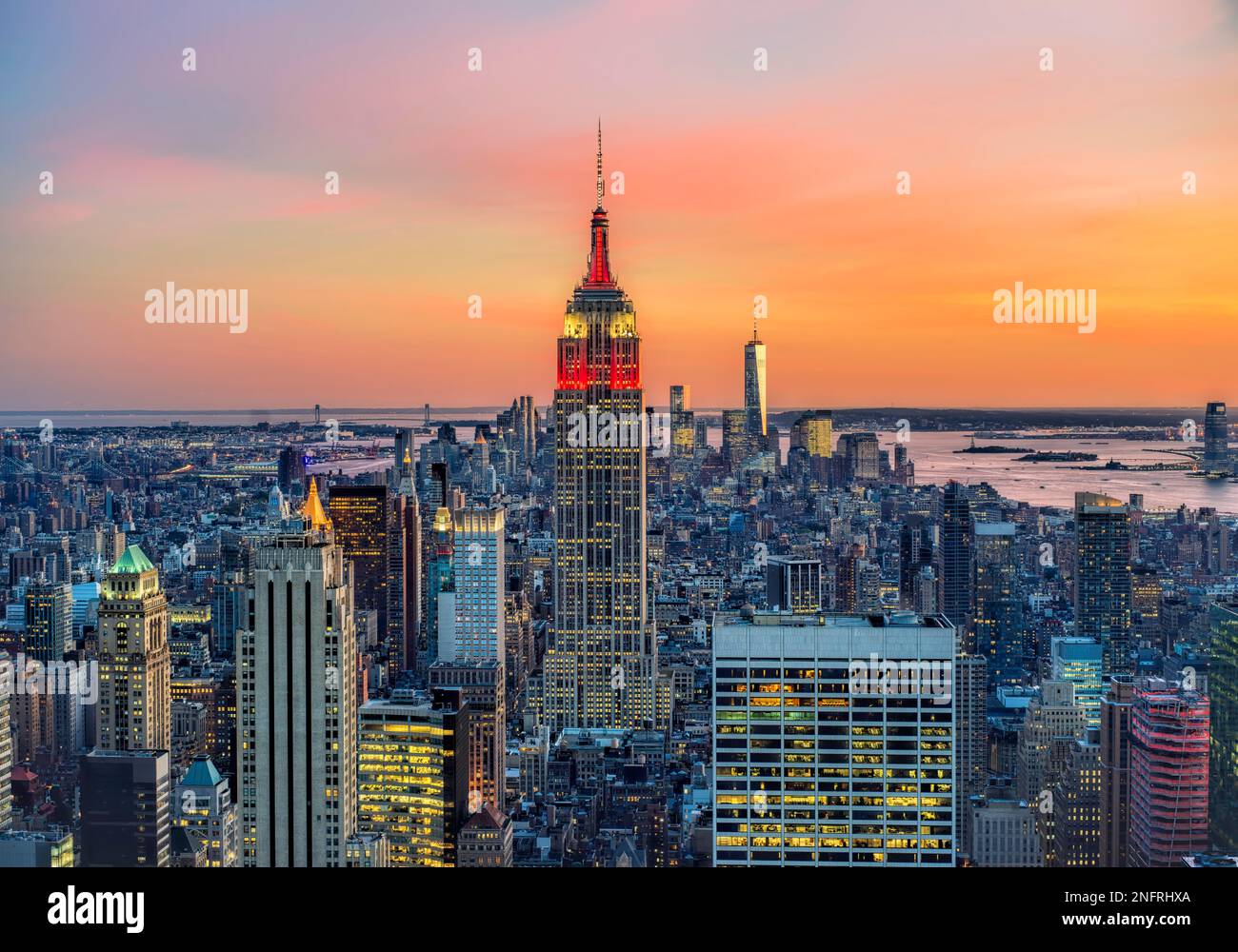 Sunset view of manhattan at night hi-res stock photography and images ...