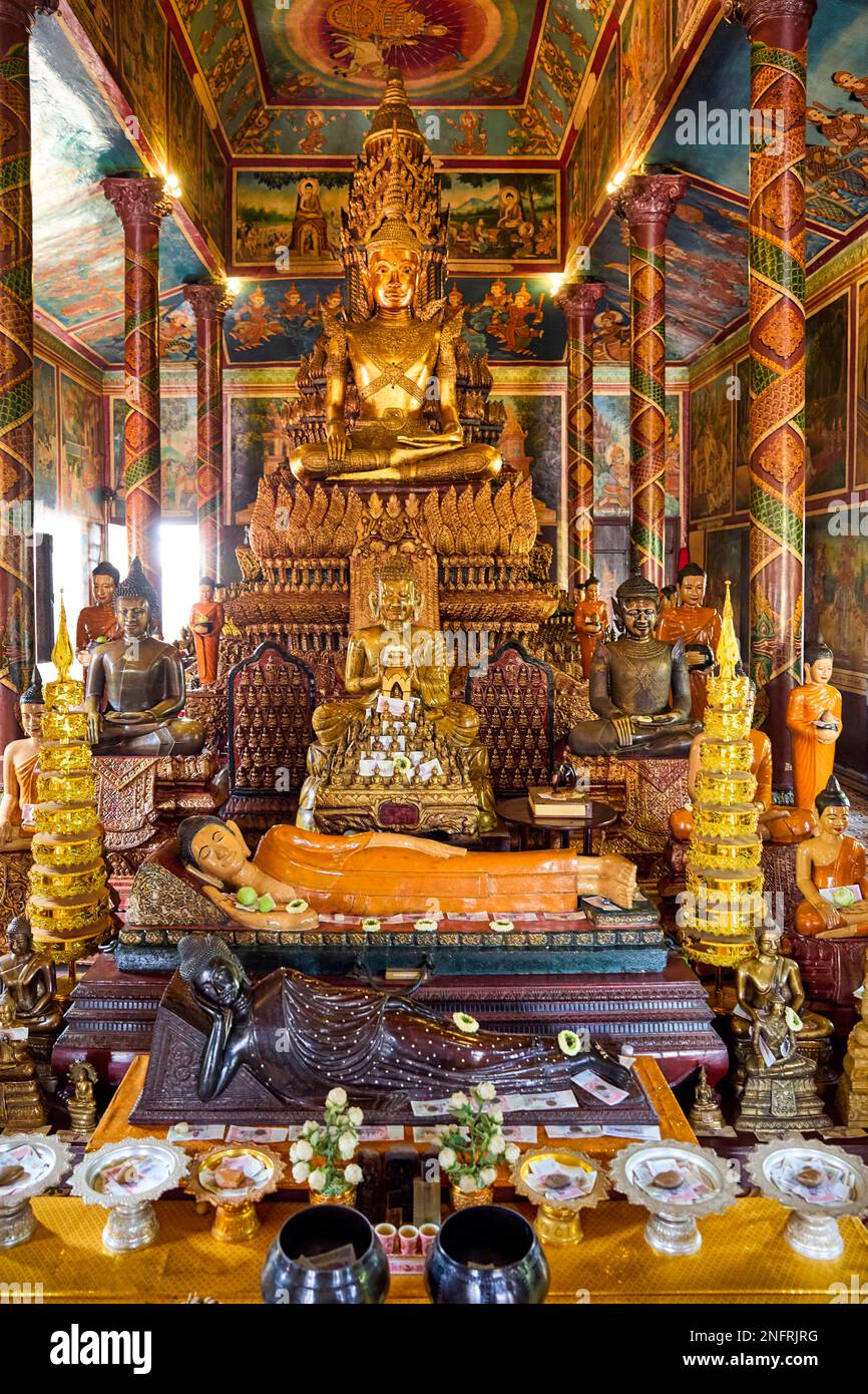 The golden interiors of the Wat Phnom Temple in Phnom Penh, Cambodia ...