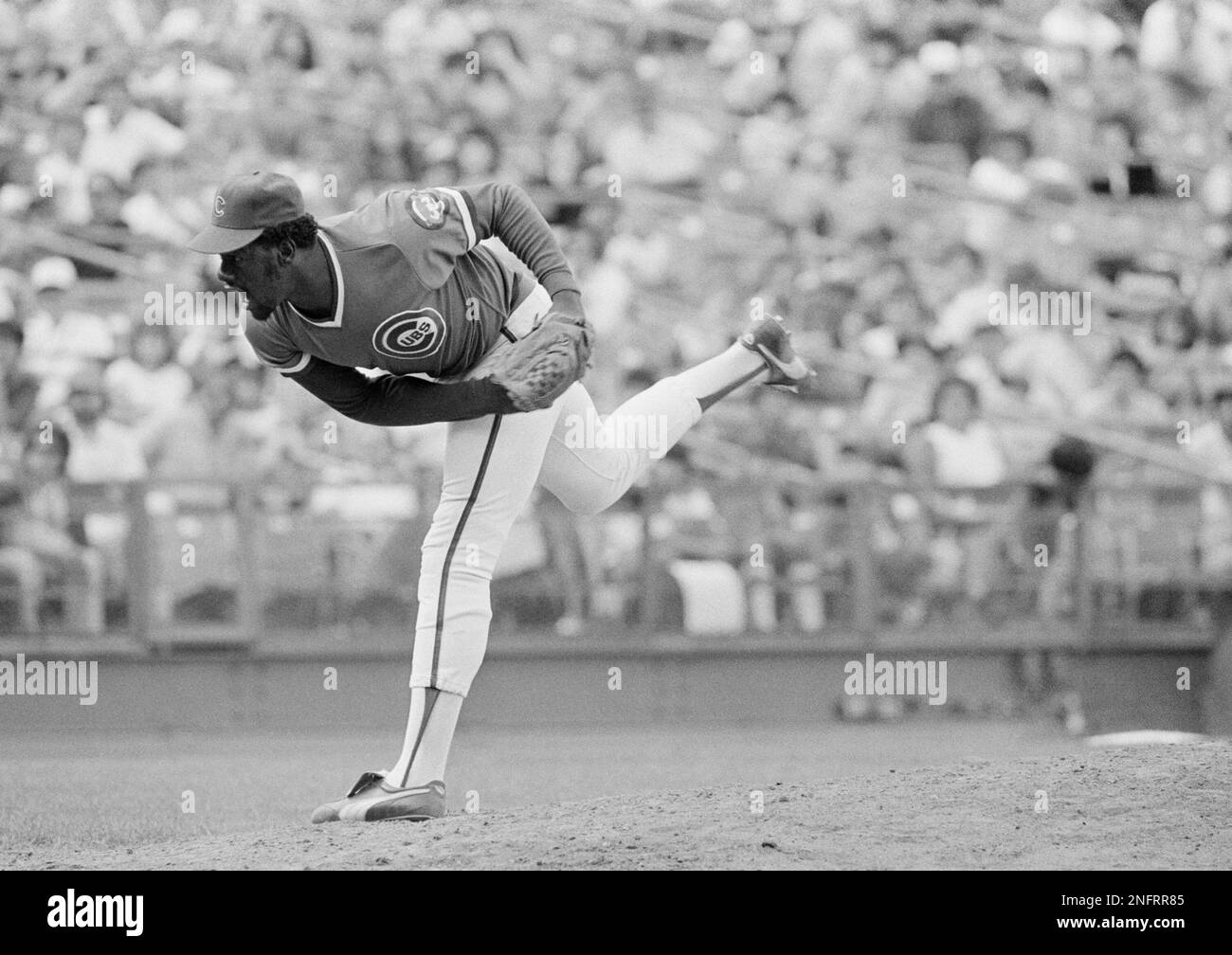 Ace Chicago Cubs relief pitcher Lee Smith through after the pitch that ...