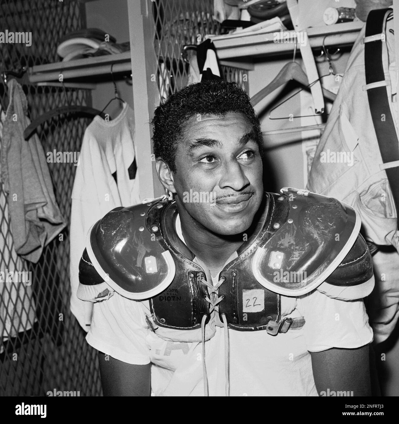 Los Angeles Rams' Dick Bass gets ready for practice in Long Beach ...