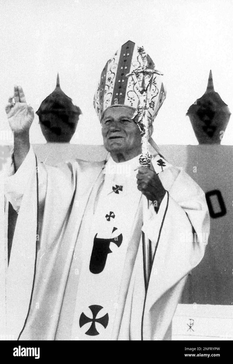 Pope John Paul II blesses some 50,000 Burundis in Gitega, Sept. 6, 1990 ...