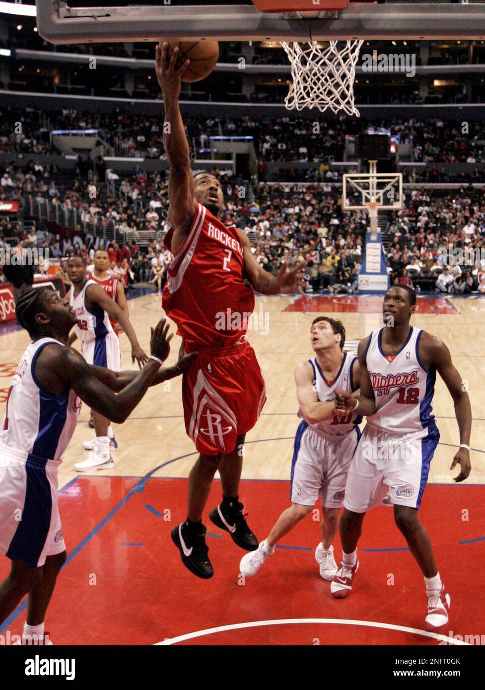 Houston Rockets' Luther Head (2), lays the ball up past Los Angeles ...