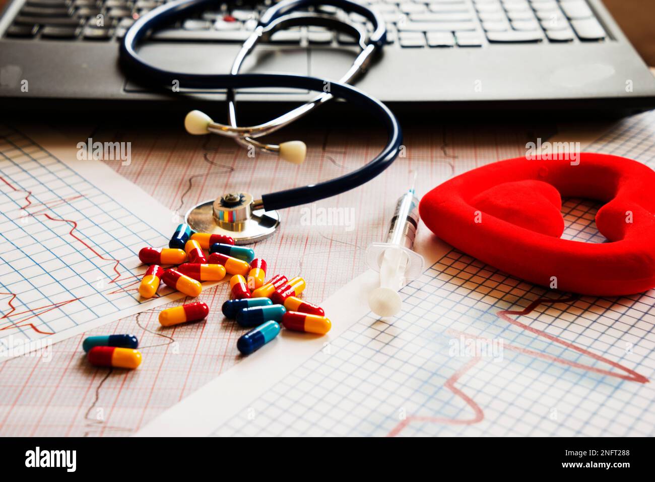 Doctor table capsule cardiogram hi-res stock photography and images - Alamy