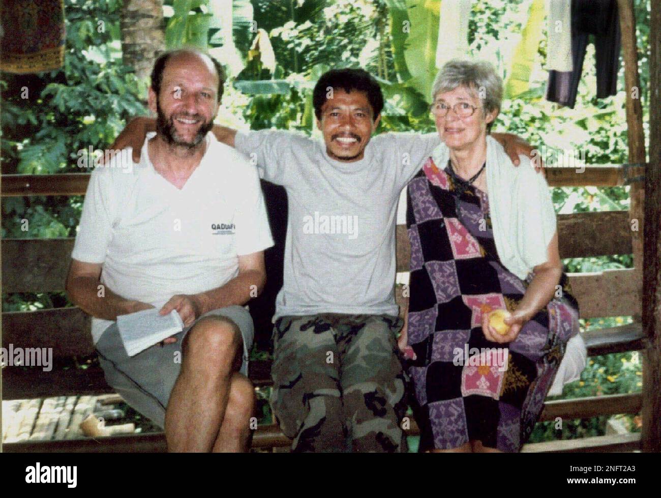 **ARCHIV** Werner, links, und Renate Wallert, rechts im Arm ihres ...