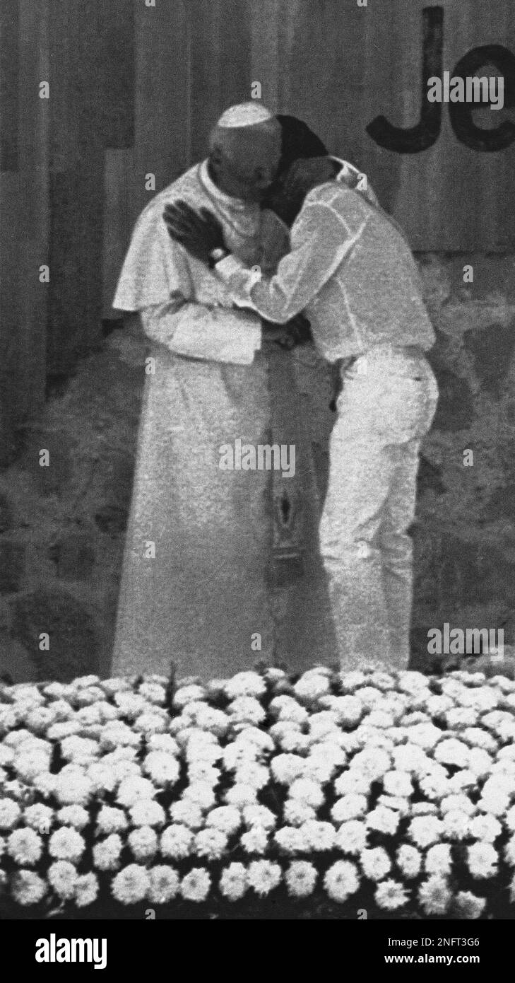 Convicted murderer Jaime Bellenger Orduno puts his arm on the shoulder ...