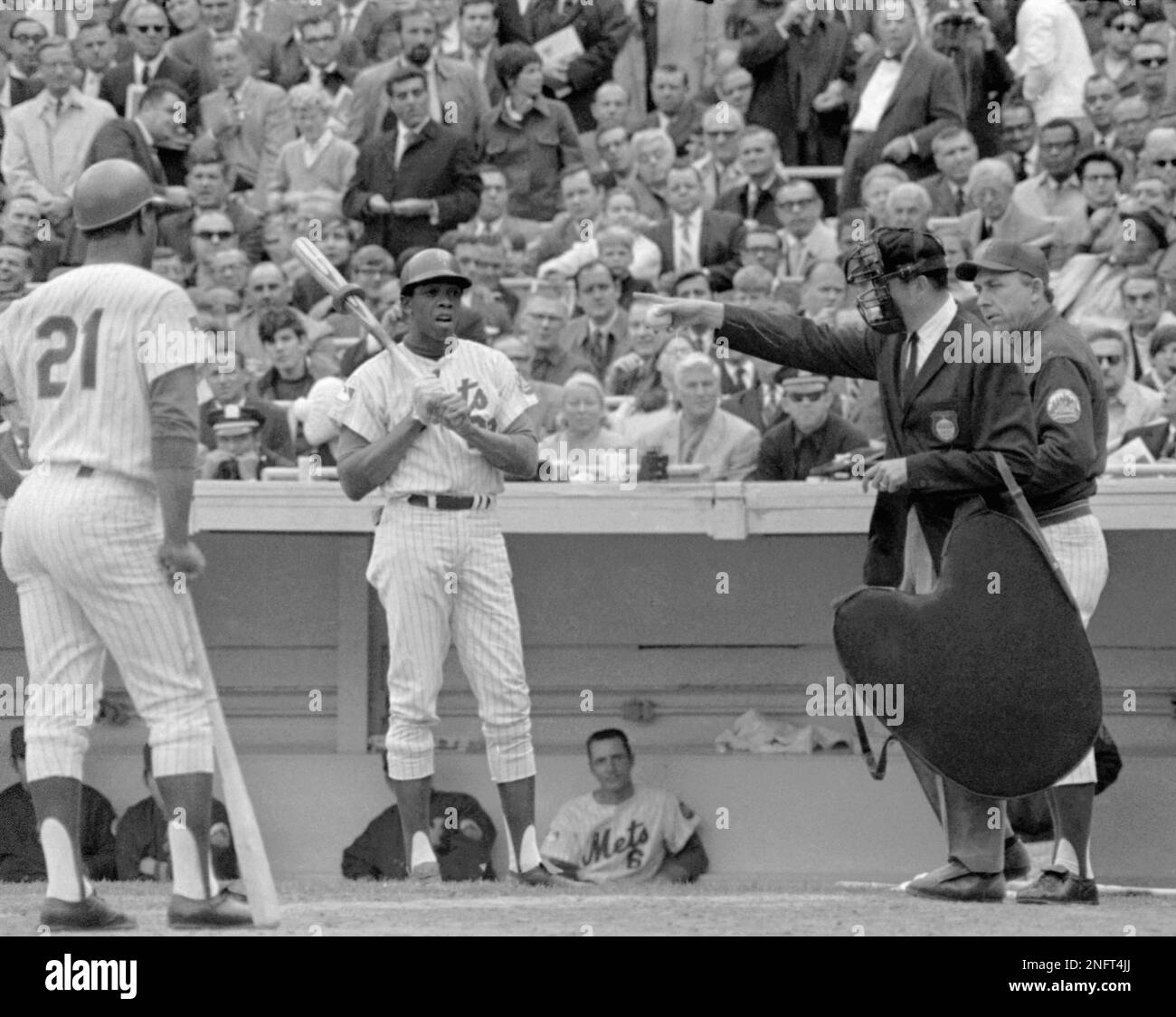 With Met manager Gil Hodges at his side, umpire Lou DiMuro awards Cleon ...