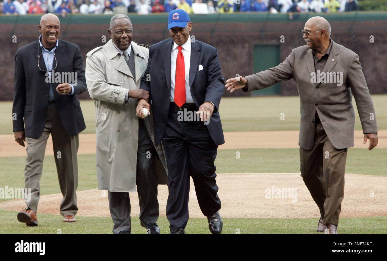 Chicago Cubs' Hall of Famer Ernie Banks throws out the first pitch ...