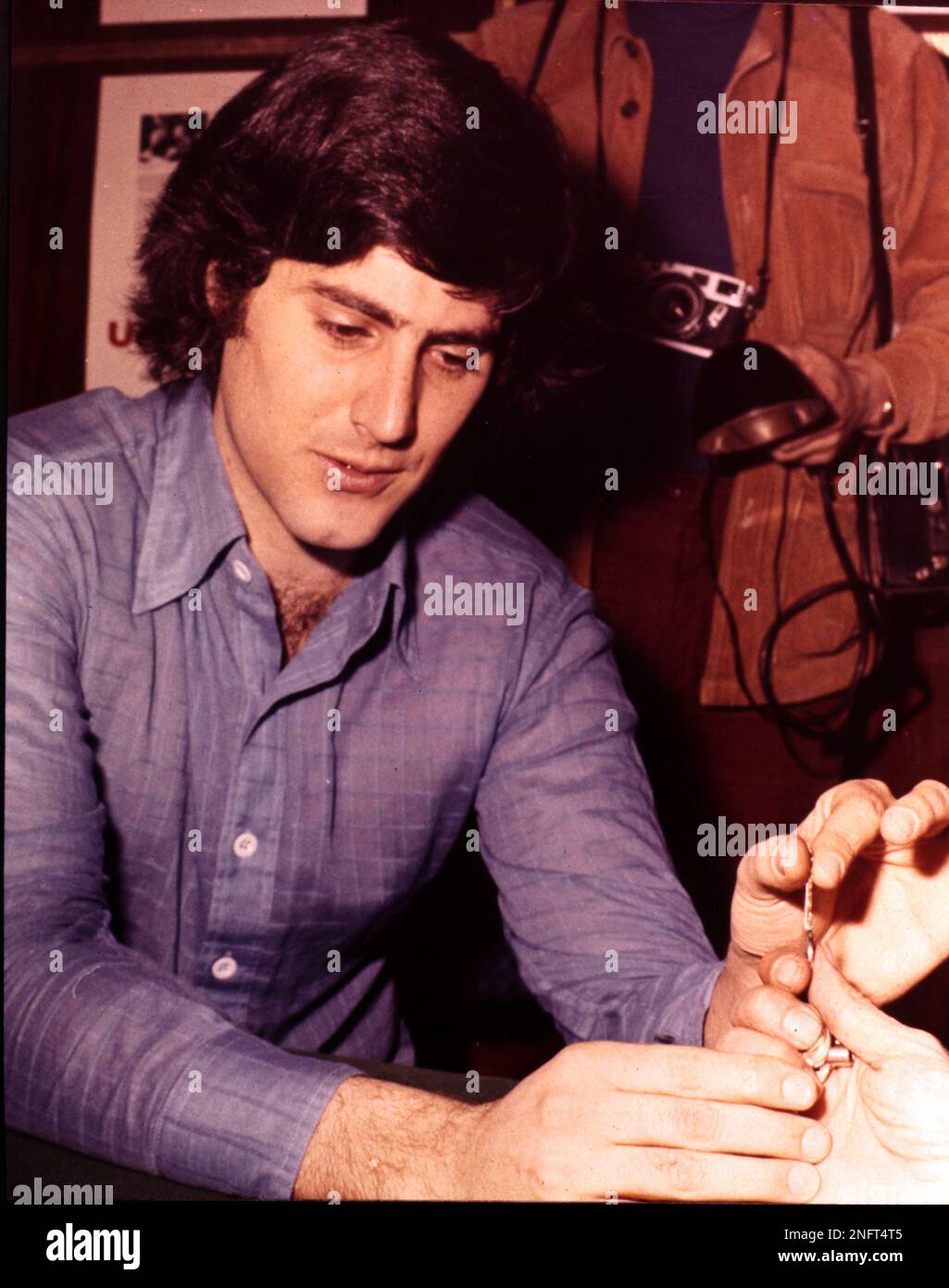 Israeli psychic Uri Geller demonstrates one of his controversial "mind ...