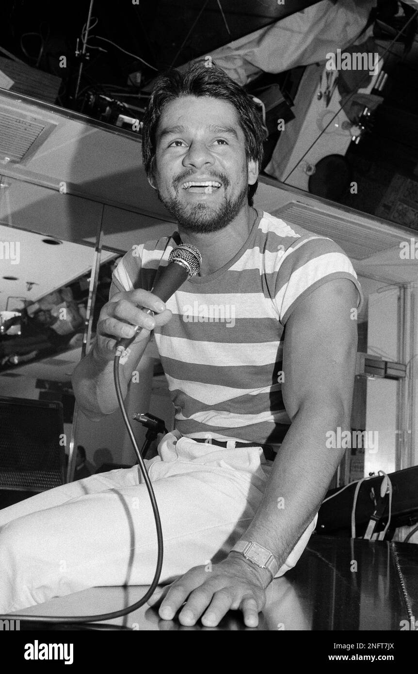 Boxer Roberto Duran belts out a song at Victor's Cafe in New York, June ...