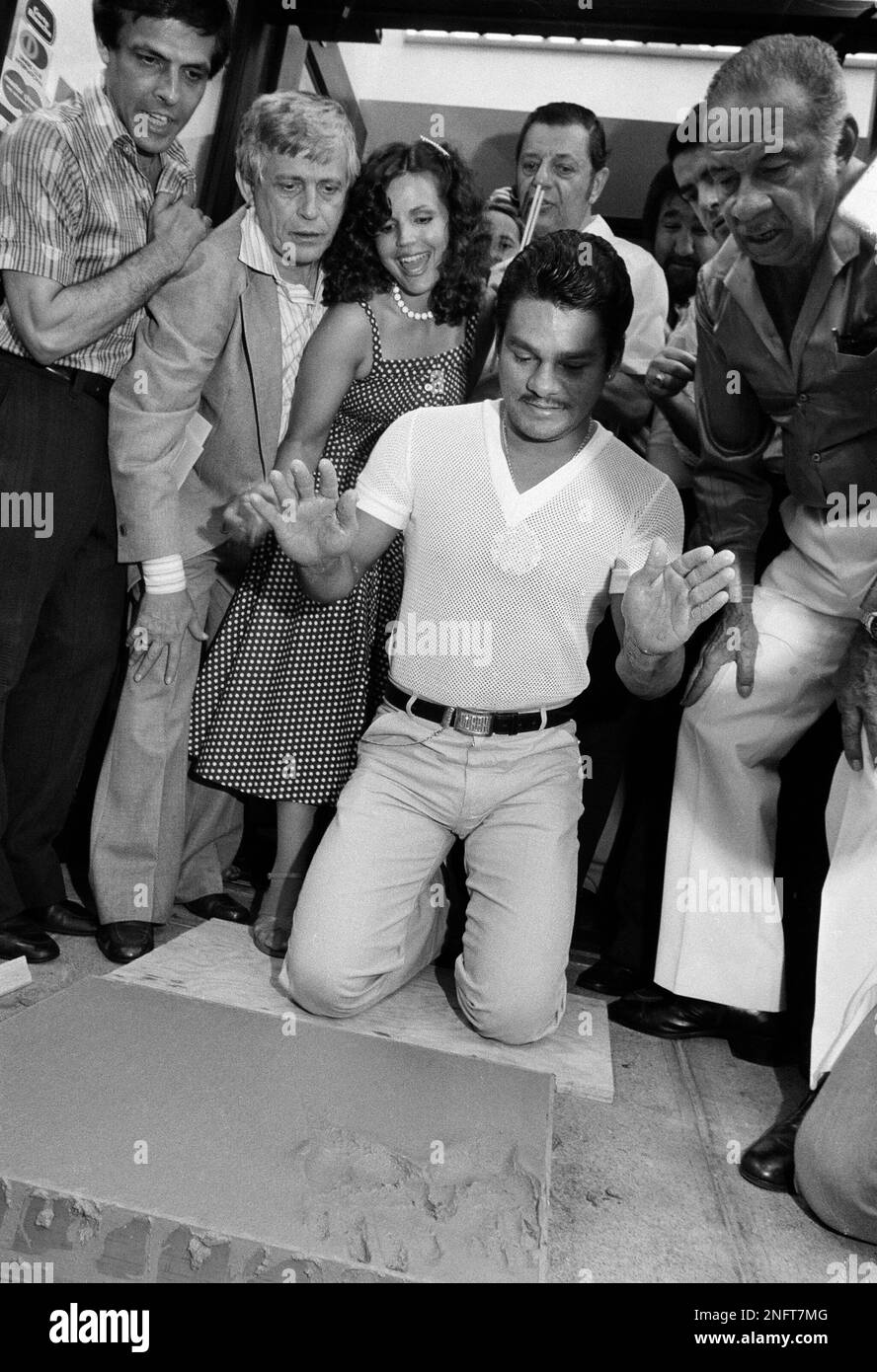 Boxer Roberto Duran has his winning fists immortalized in concrete at ...
