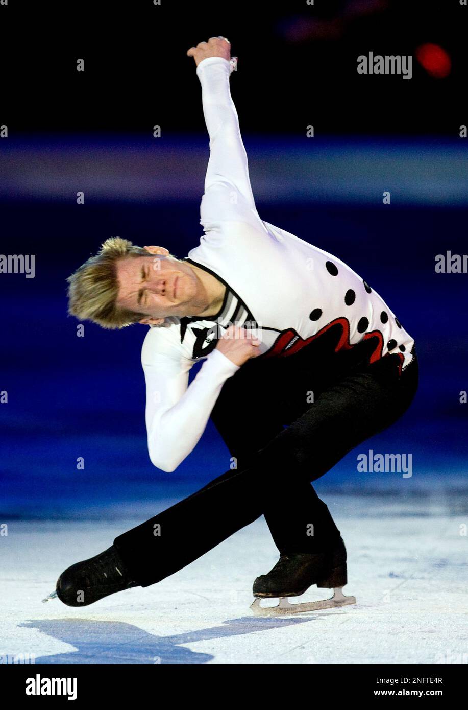 Men's gold medalist Canada's Jeffrey Buttle, from Smooth Rock Falls ...