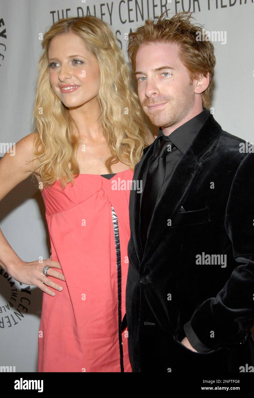 Actress Sarah Michelle Gellar and actor Seth Green pose on the press ...