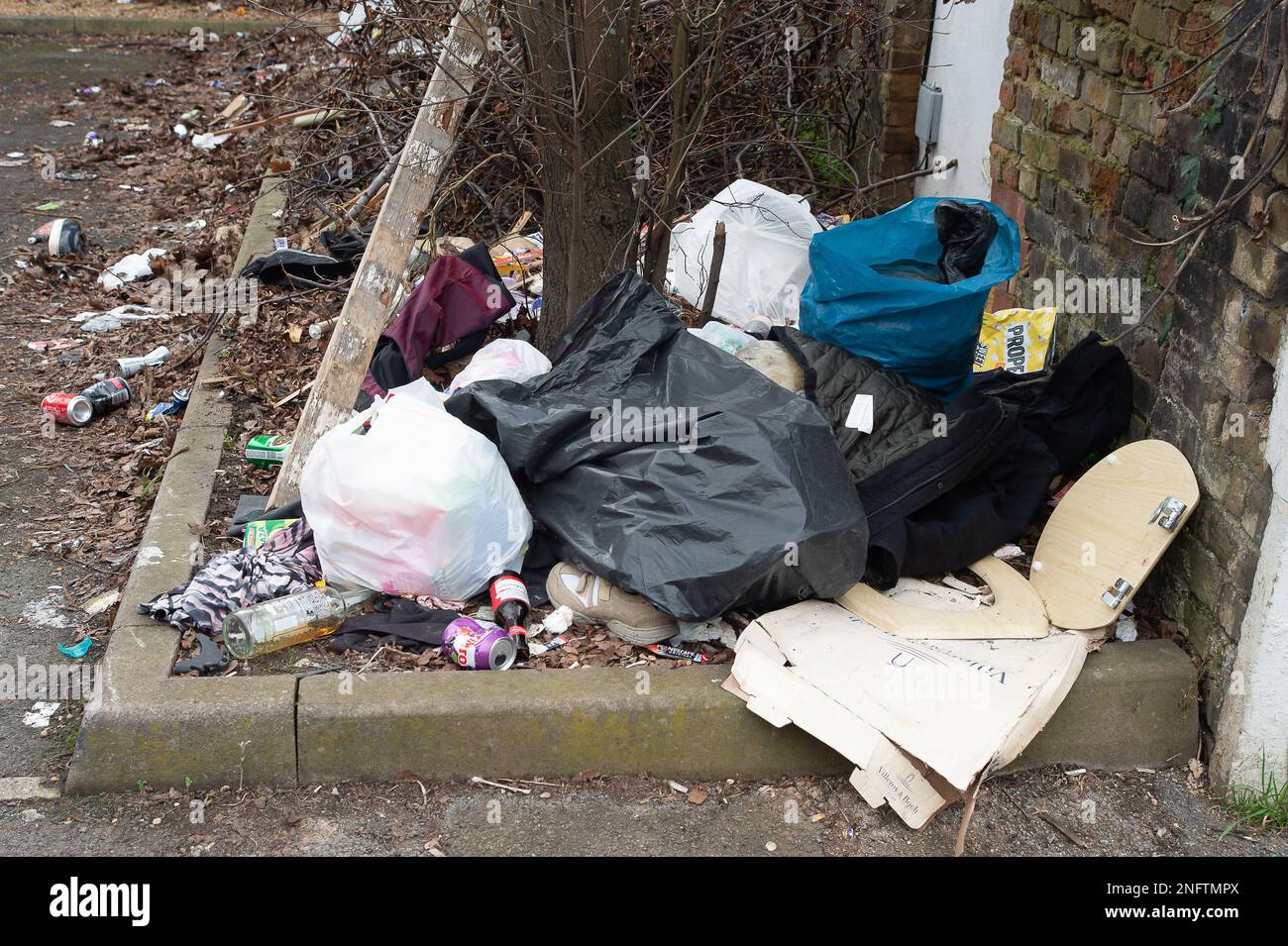 Slough, Berkshire, UK. 17th February, 2023. The familiar sight of fly ...