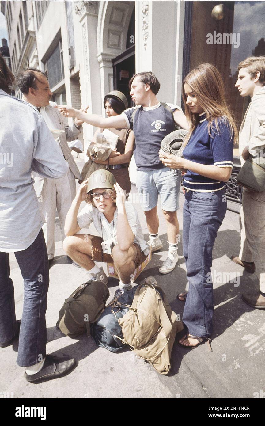 Youths prepare to board buses for Chicago in August 1968. Peace ...