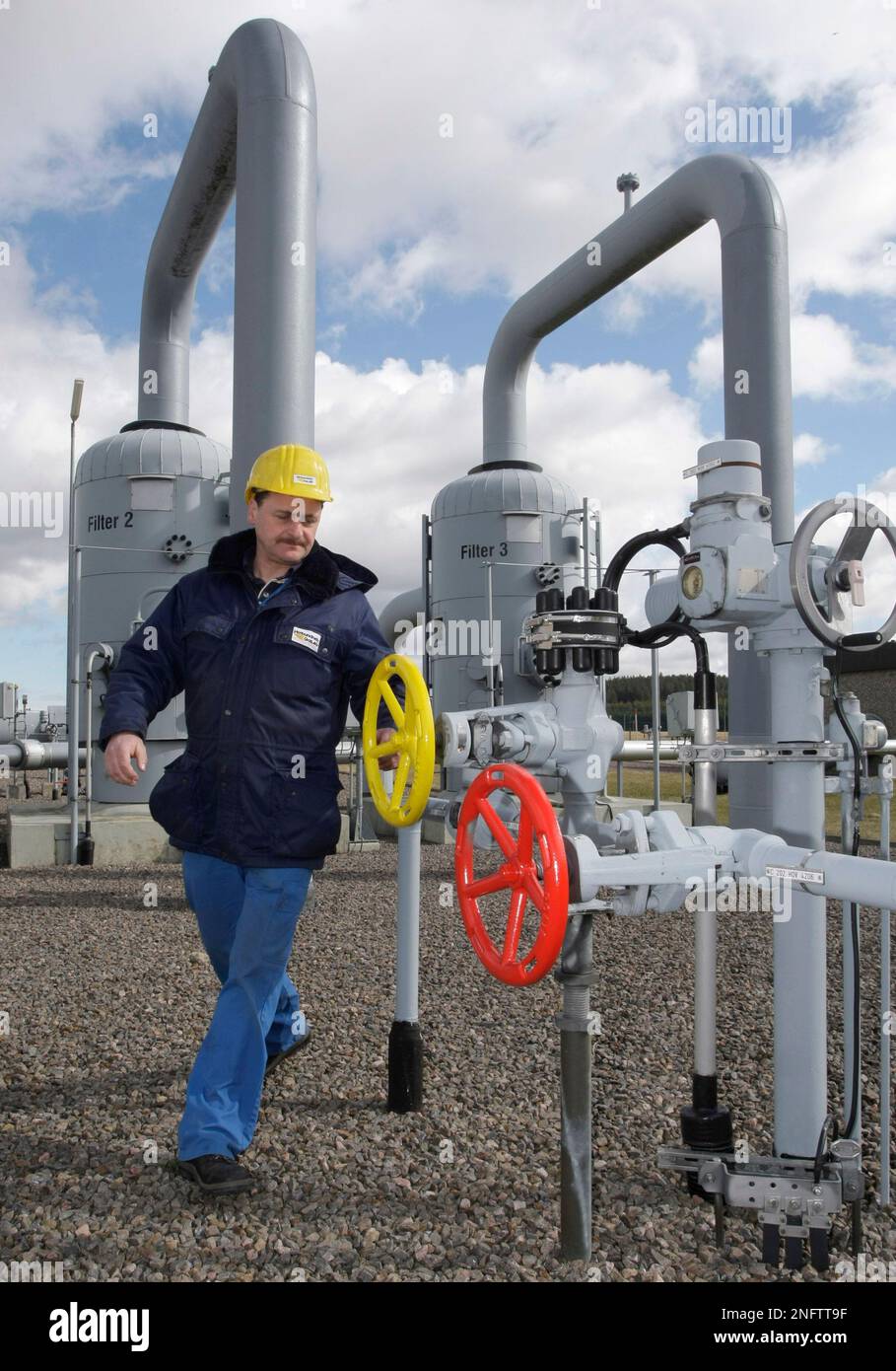 Steffen Weigand kontrolliert am Mittwoch, 12. Maerz 2008, in Sayda ...