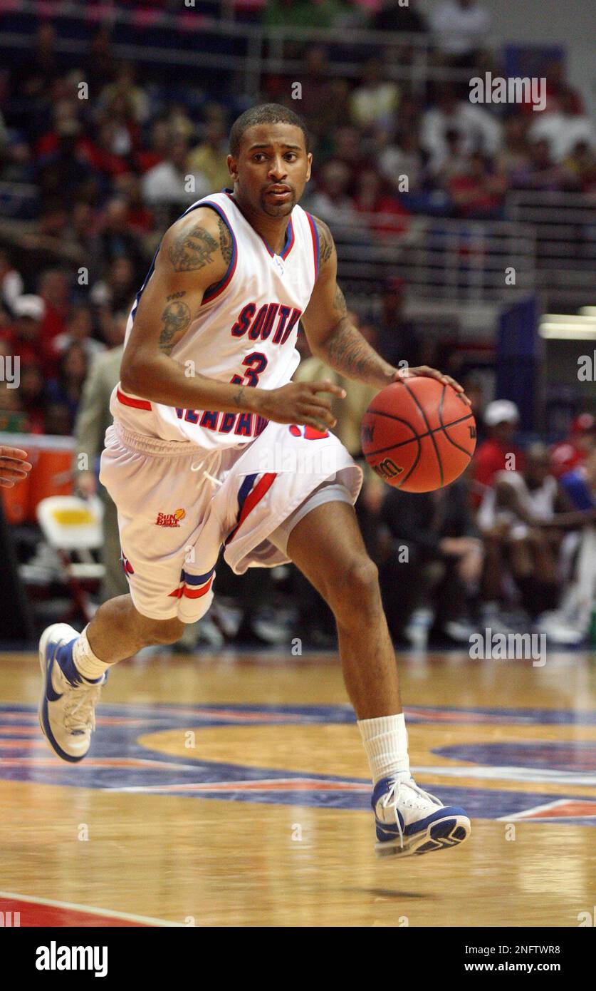 South Alabama guard Dominic Tilford (3) moves the ball around the arch ...