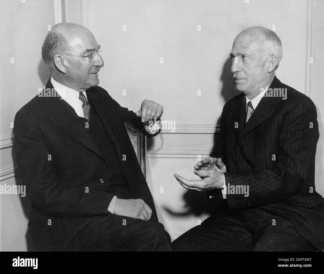 Pierre S. DuPont of Delaware, left, speaks with Major Henry Curran, of ...