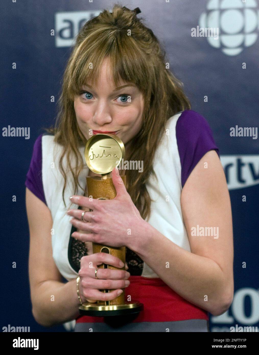 Actress Laurence Leboeuf kisses her Jutra for the best supporting ...