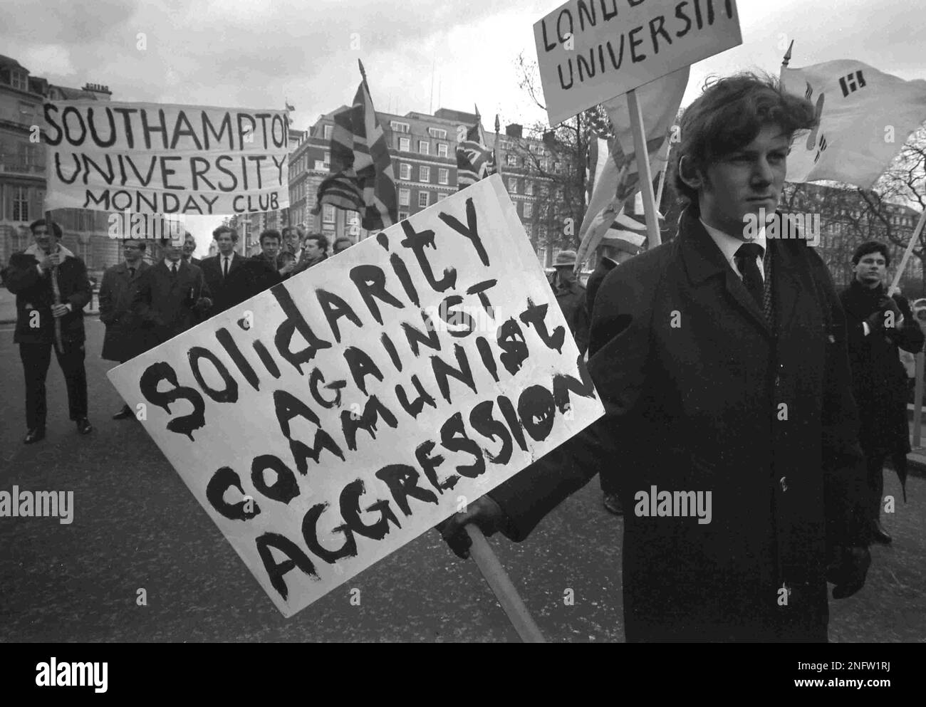 Pro-American demonstrators parade at an anti Vietnam War protest ...