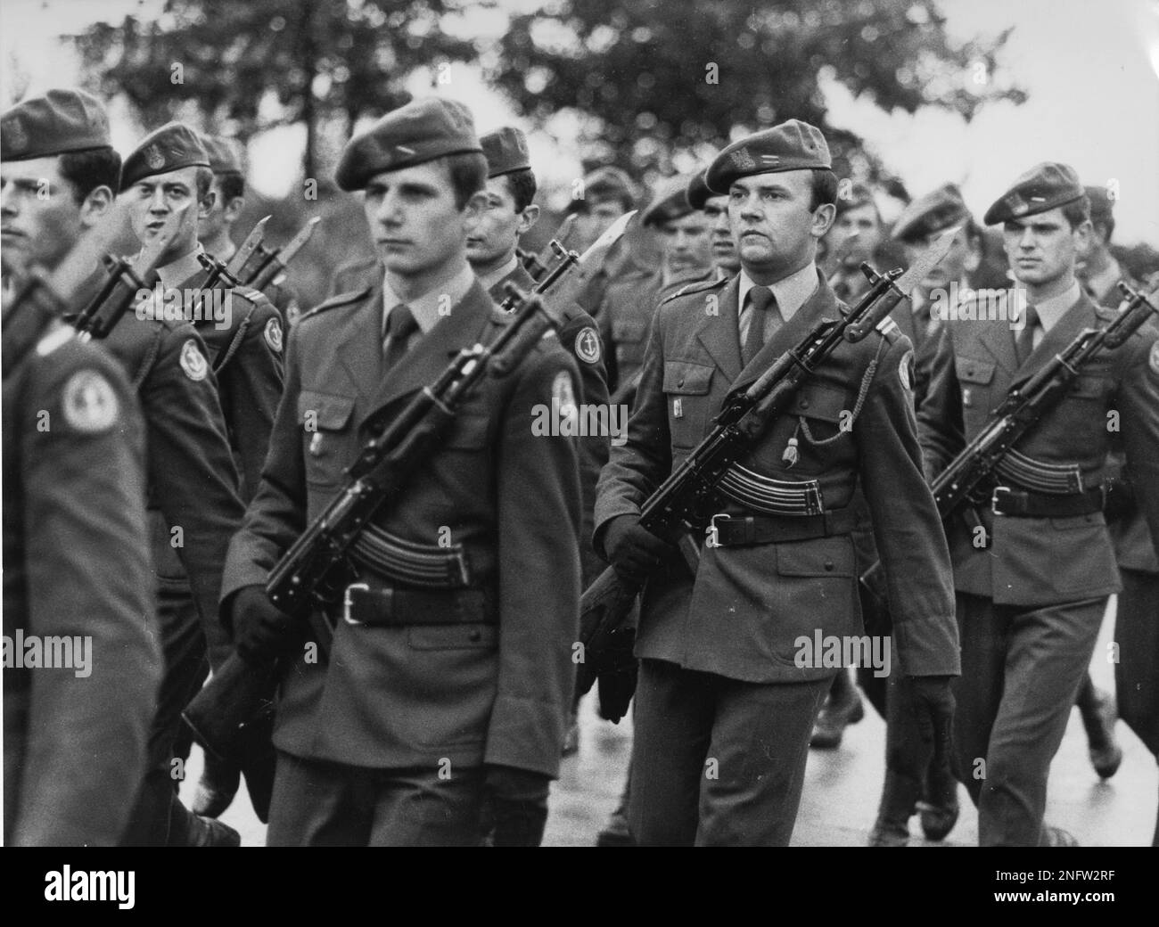 Polish soldier parade past the tomb of the unknown soldier in Warsaw ...