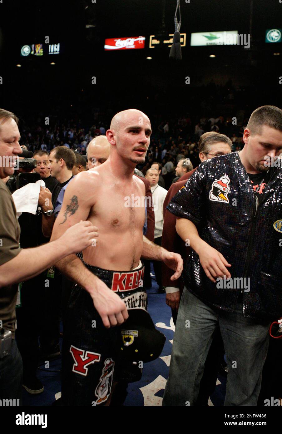 Kelly Pavlik celebrates his victory over Jermain Taylor following their ...