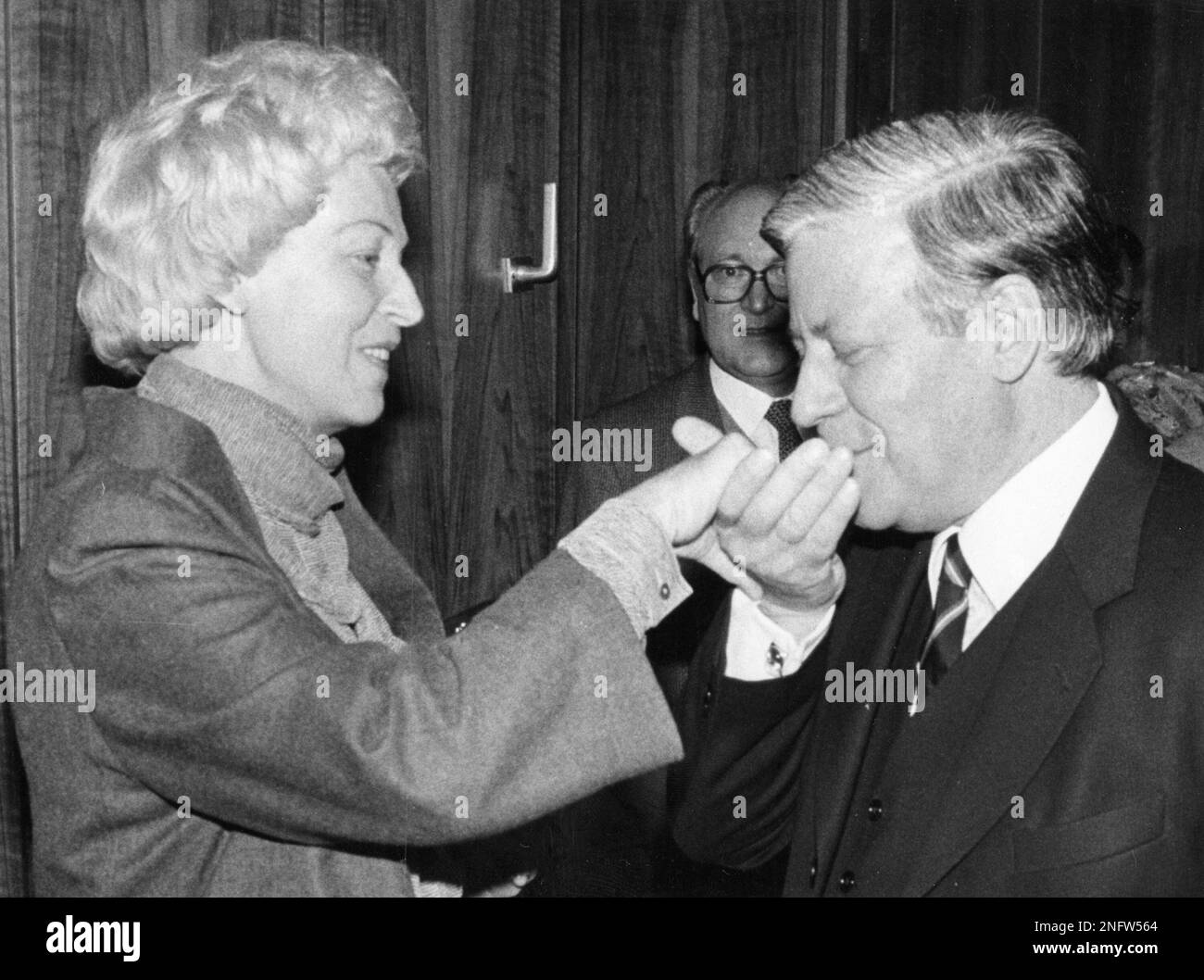 Bundeskanzler Helmut Schmidt, rechts, gratuliert mit einem Handkuss der ...