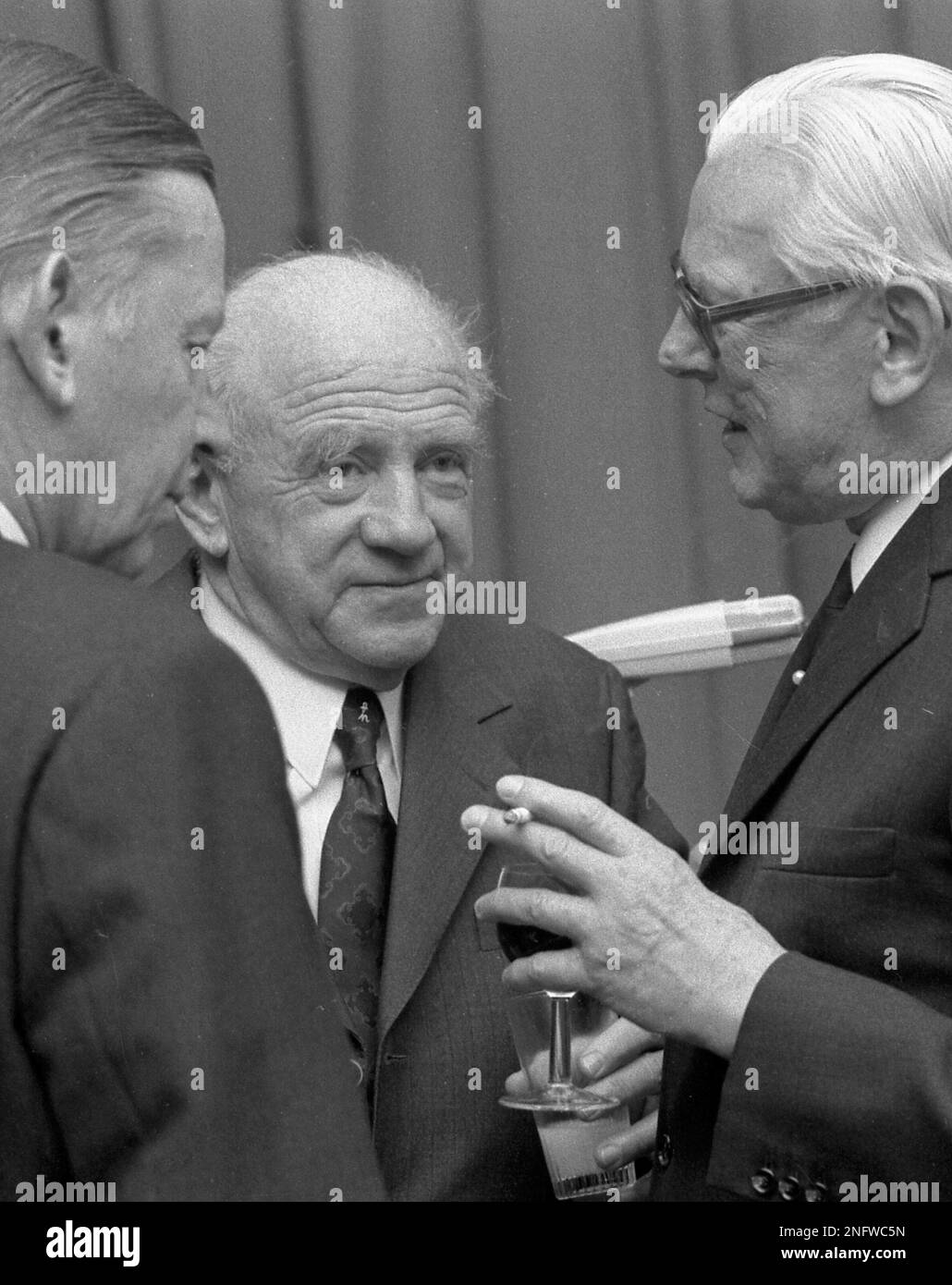 Nobel laurate physicist Prof. Dr. Werner Heisenberg, center, talks with ...