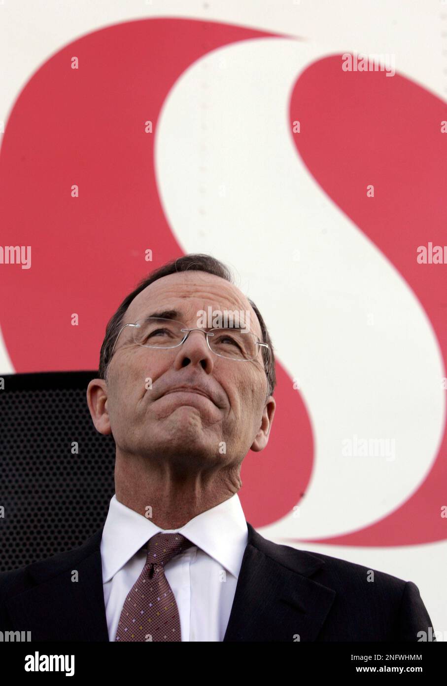 Safeway CEO Steve Burd stands in front of Safeway logo at a Safeway ...