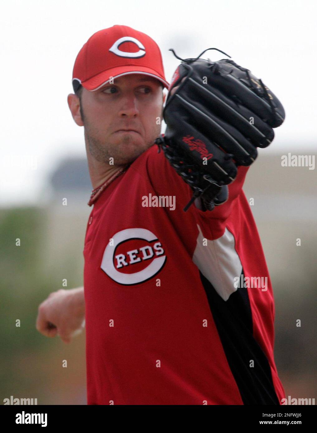 Cincinnati Reds pitcher Jared Burton pitches at baseball spring ...