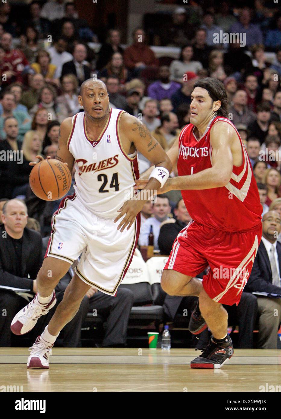 Cleveland Cavaliers' Donyell Marshall (24) drives past Houston Rockets ...