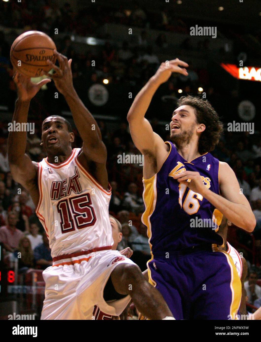 Miami Heat center Mark Blount (15) shoots as Los Angeles Lakers forward ...