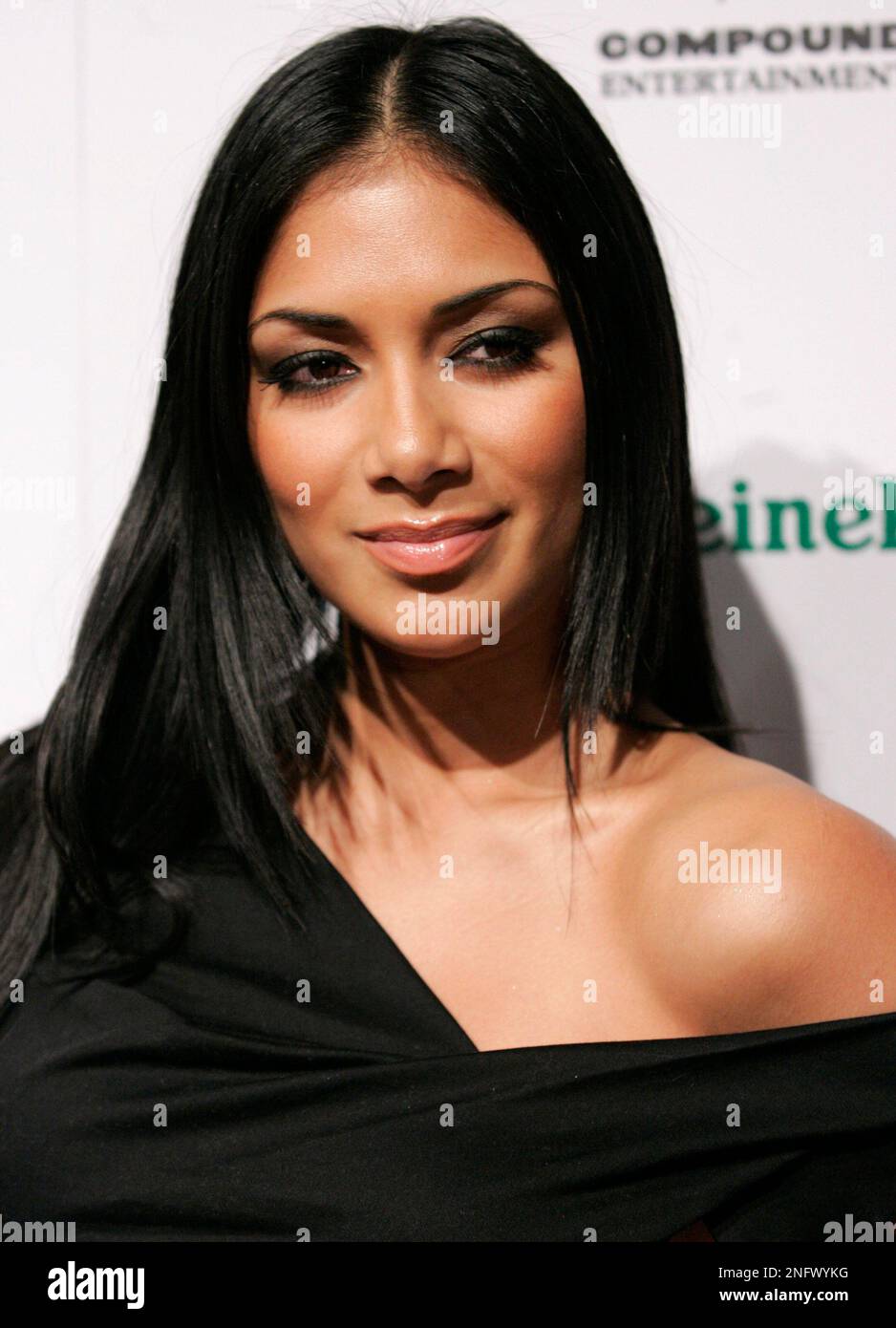 Singer Nicole Scherzinger pose on the press line at the Compound ...