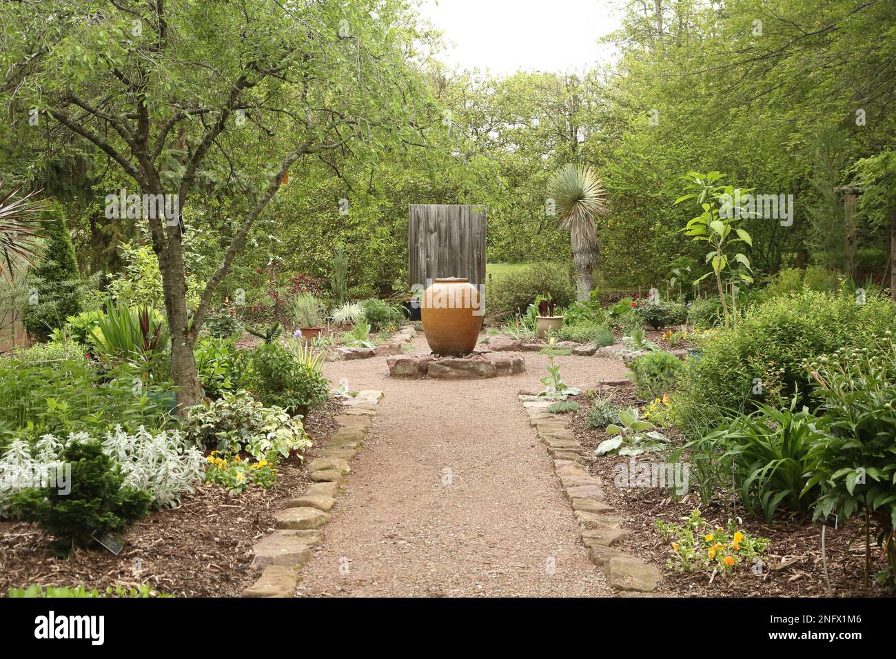 Willowwood Cottage Garden. Arrangements of flowering plants with gravel ...