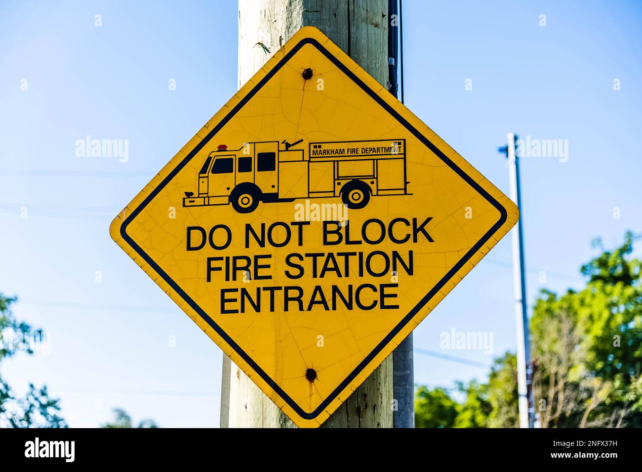 Do not block fire station entrance sign Stock Photo - Alamy